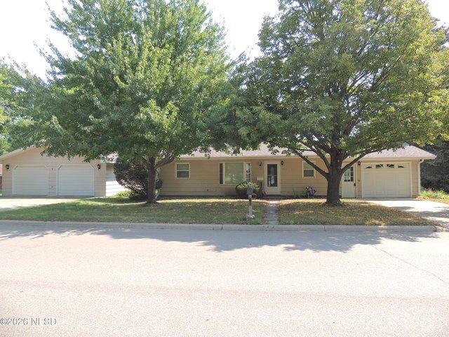 122 14th St SE, Watertown, SD 57201