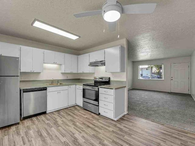 #122 COLONIAL MANOR APARTMENTS 2 Bedroom Apartment for Rent at 1038 Ne 21st Ave, Hillsboro, OR 97124 Northwest Hillsboro