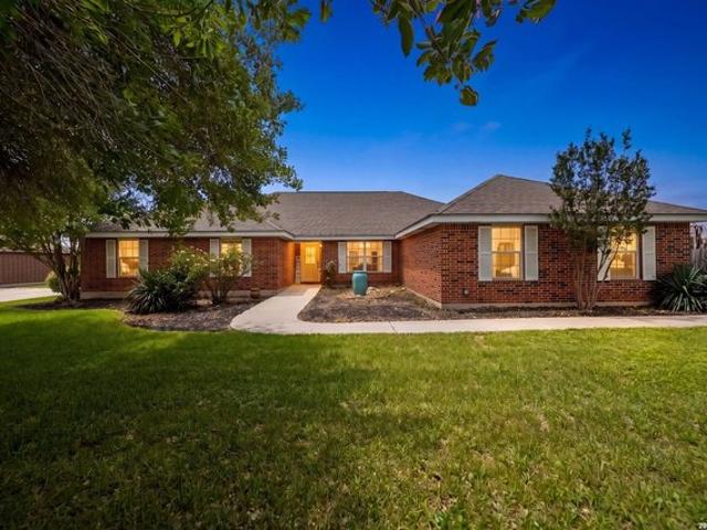 122 Castlewood Dr, Seguin, TX 78155
