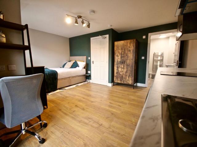 122 Celsus Grove, Stunning town house Room 2