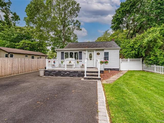 122 Church Dr, Mastic Beach, NY 11951