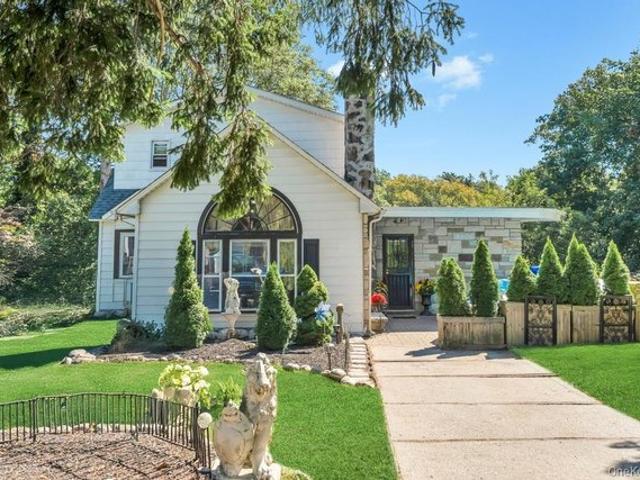 122 Dawn Rd, Rocky Point, NY 11778