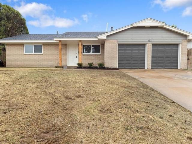 122 Kelly Dr, Moore, OK 73160