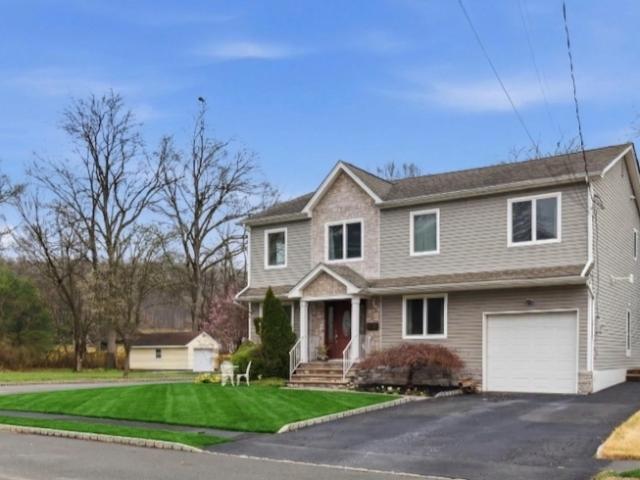 122 Kipling Ave