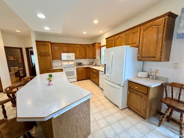 122 Lake Henry Avenue S