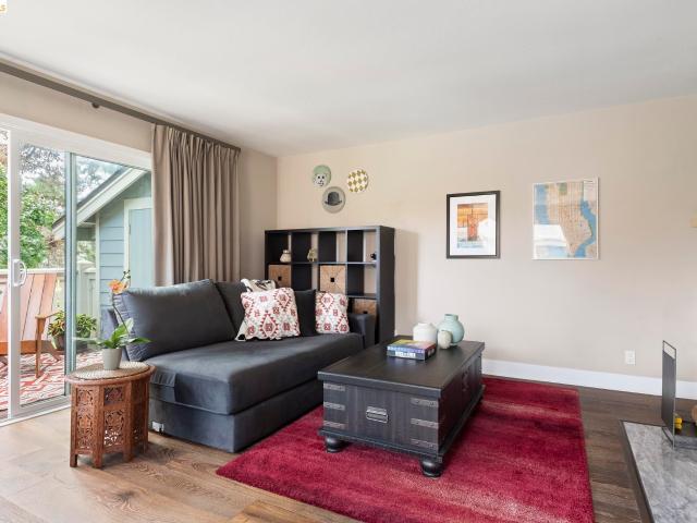 122 Lakeshore Ct