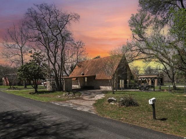 122 Nueces Ln, Seguin, TX 78155