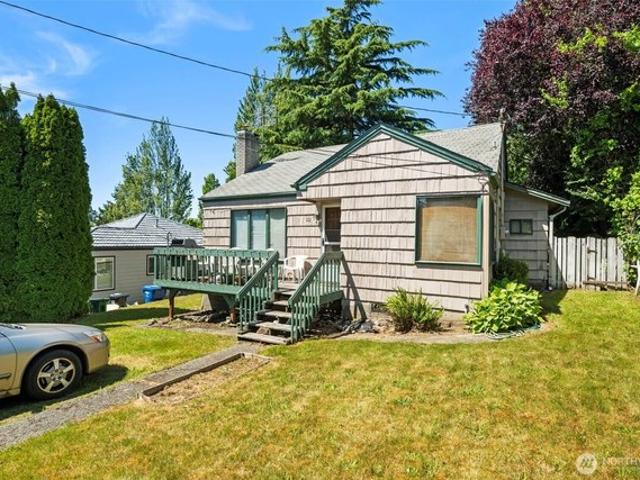 122 NW 103rd St, Seattle, WA 98177