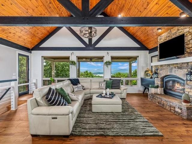 122 S Oak Ter, Hayesville, NC 28904
