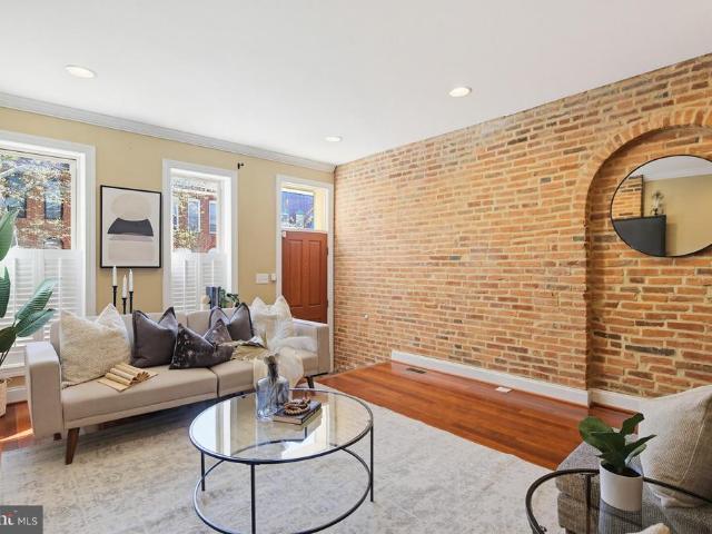 122 W Clement Street