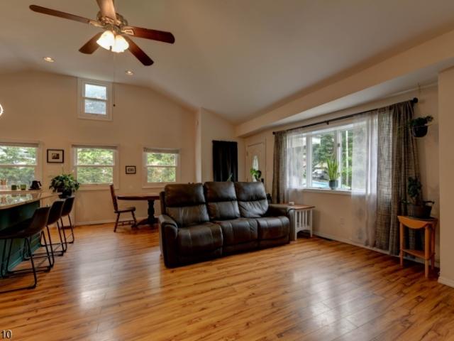 122 W Lake Shore Dr