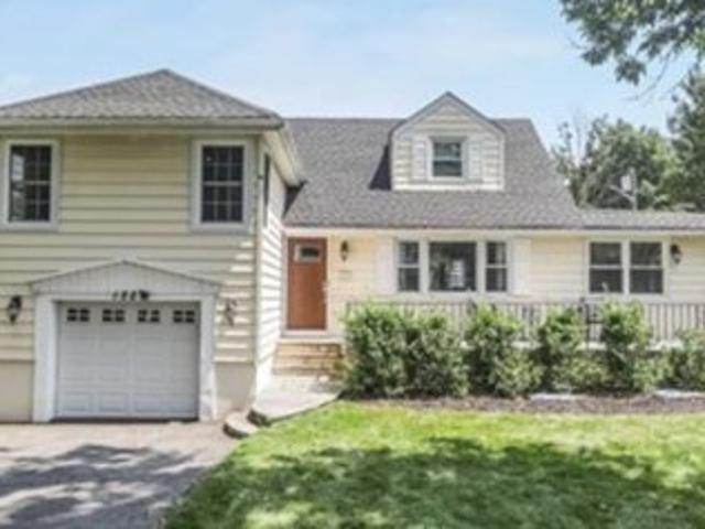 122 Village Cir W, Paramus, NJ 07652