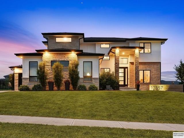 12357 Cooper St, Papillion, NE 68046