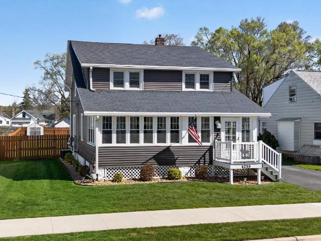 1235 2nd Street NE