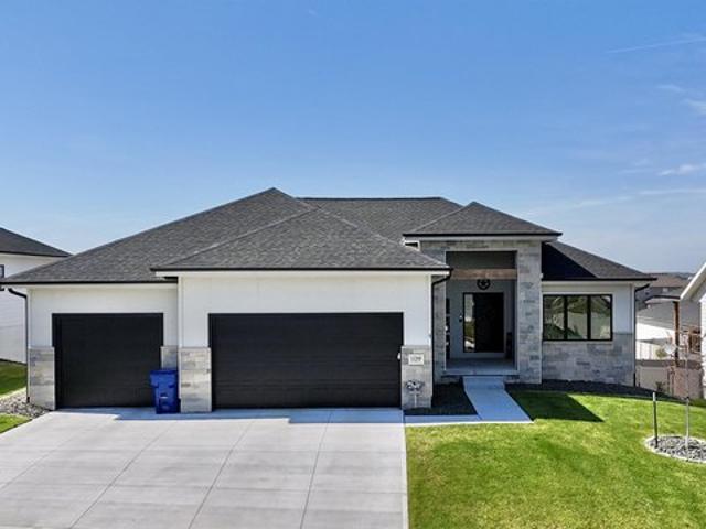 12368 Windsor Dr, Papillion, NE 68046