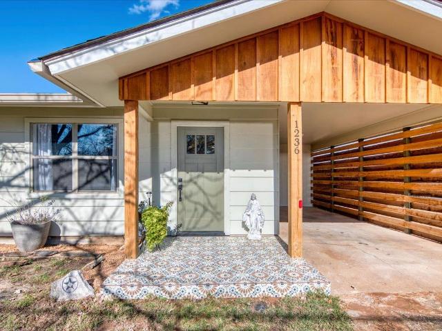 1236 Martin St