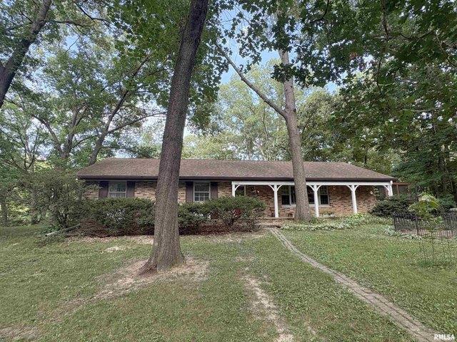 1236 N Hickory Ln, East Peoria, IL 61611