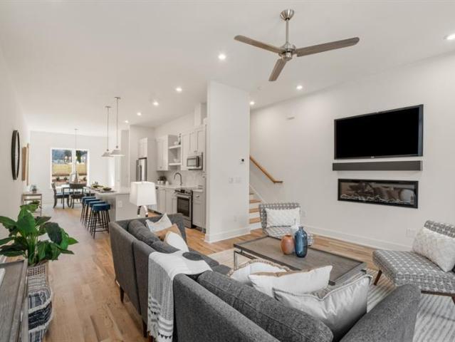 1237 Memorial Drive SE 305