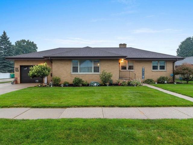 1237 Bond St, Green Bay, WI 54303