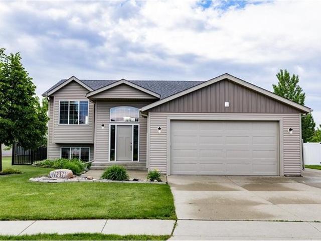 1237 Diversion Dr, West Fargo, ND 58078