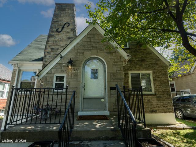 1237 Larchmont Ave