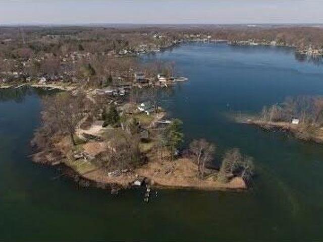 12387 Sunset Point Dr, Plainwell, MI 49080