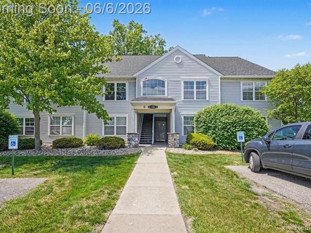 12398 Saint Andrews Way, Fenton, MI 48430