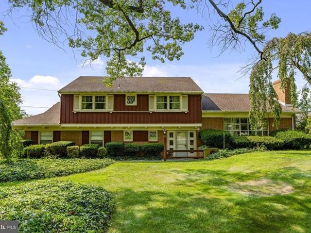 1230 Country Club Dr, Lancaster, PA 17601