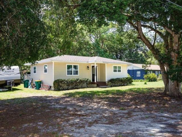 1230 E Jackson Ave, Mount Dora, FL 32757