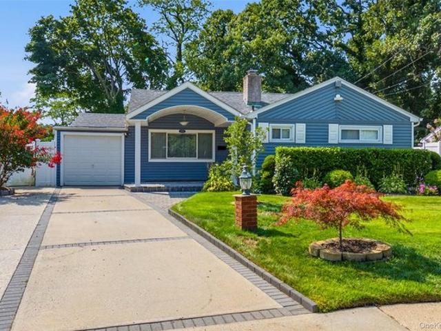 1230 Parkwood Dr, Merrick, NY 11566