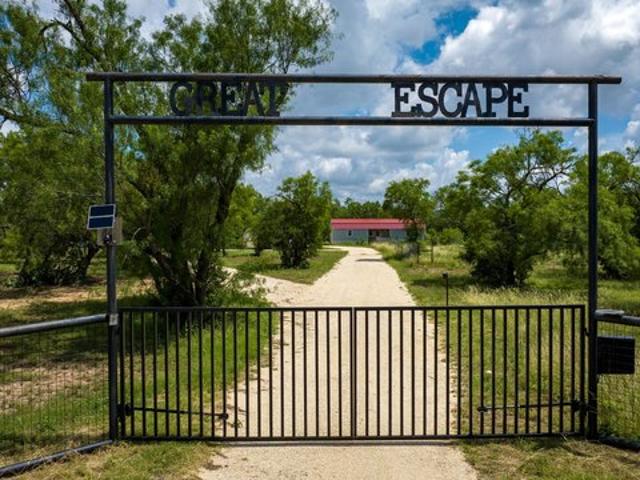 1231 B and R Rd, Vanderpool, TX 78885