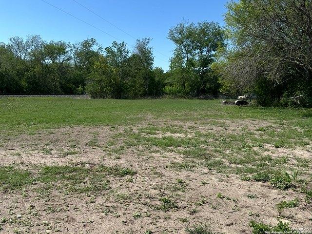 1231 State Highway 132 N, Devine, TX 78016