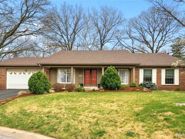 12321 Woodline Dr, Creve Coeur, MO 63141