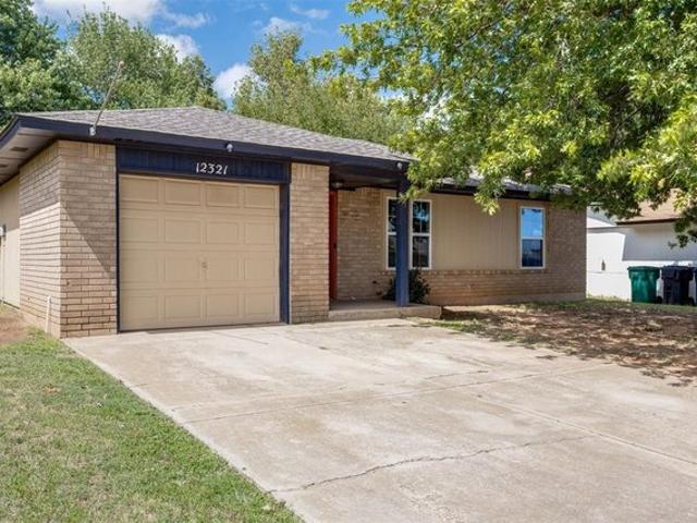 12321 Southgate Dr, Yukon, OK 73099