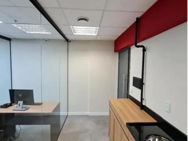 123240 Conjunto comercial com 46m2, em prédio moderno, todo mobiliado, com varanda e 1 vaga na gara