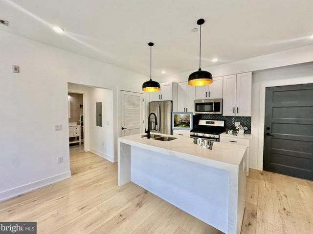 1232 N Front St Apt 2D, Philadelphia, PA 19122