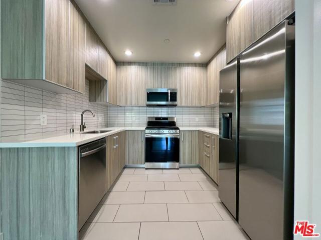 1232 N KINGS Road 302