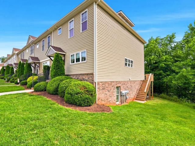 1232 Commonwealth Circle