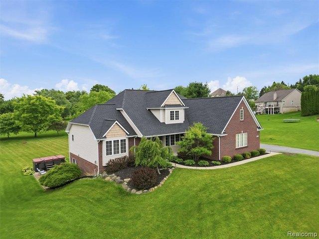1232 Thorn Ridge Dr, Hartland Township, MI 48843