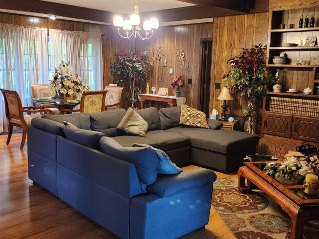 1233 Scots Glen