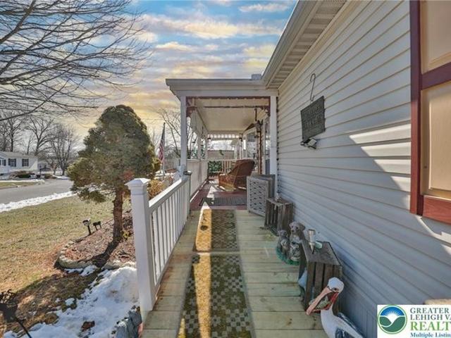 1233 Valley Forge Dr, Lehigh Township, PA 18088