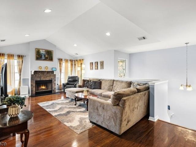 123 Chariot Ct, Piscataway Twp, NJ 08854