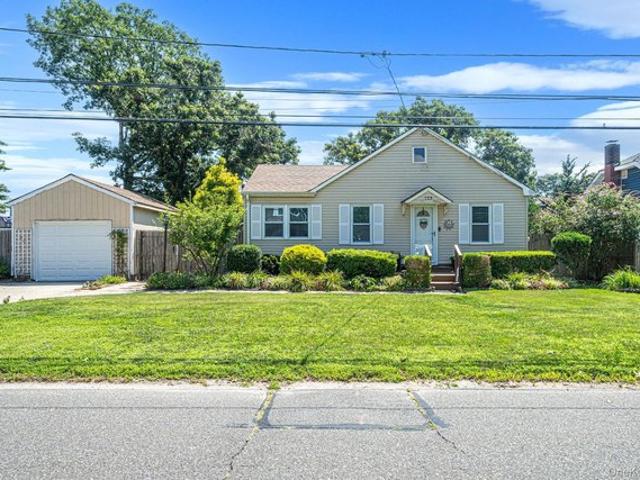 123 Clinton Ave, Patchogue, NY 11772