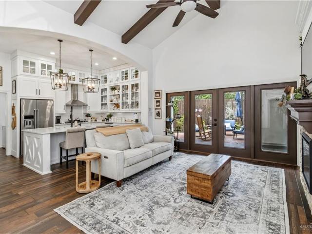 123 E Tearose Avenue E