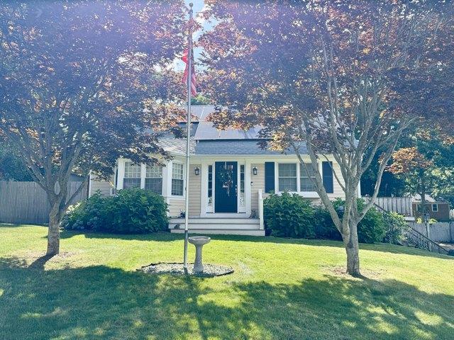 123 Fawcett Ln, Hyannis, MA 02601
