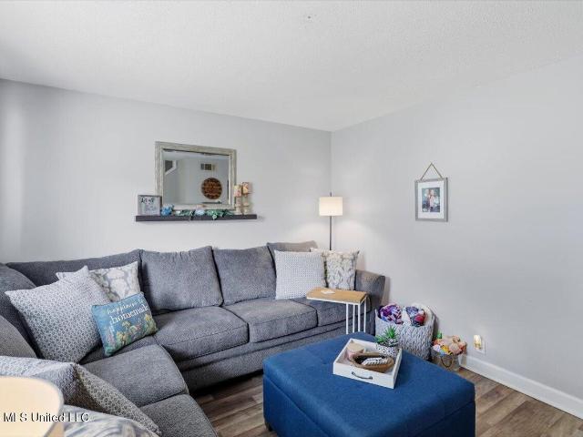 123 Lakebend Circle