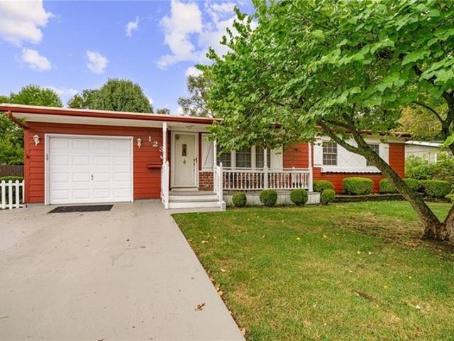 123 Meadowbrook Dr, Gardner, KS 66030