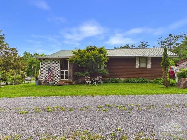 123 Pool Dr, Pipestem, WV 25979