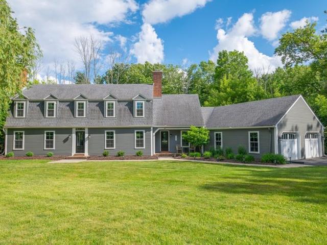 123 W Glenview Ct, Mequon, WI 53092