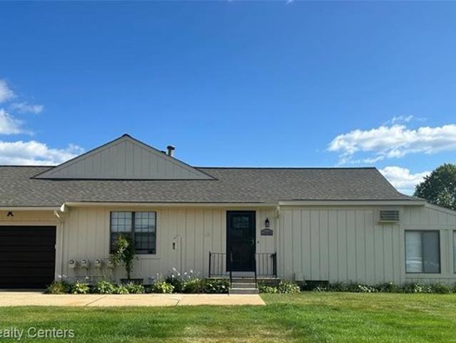 12440 Cambridge Blvd Unit 4, Green Oak Township, MI 48178